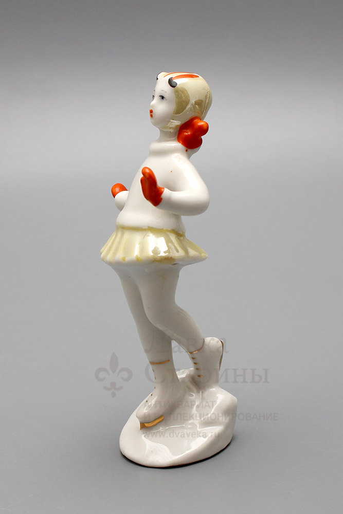 Статуэтка «Фигуристка», ЛЗФИ, 1950-60 гг., скульптор Федорова Т. А., фарфор